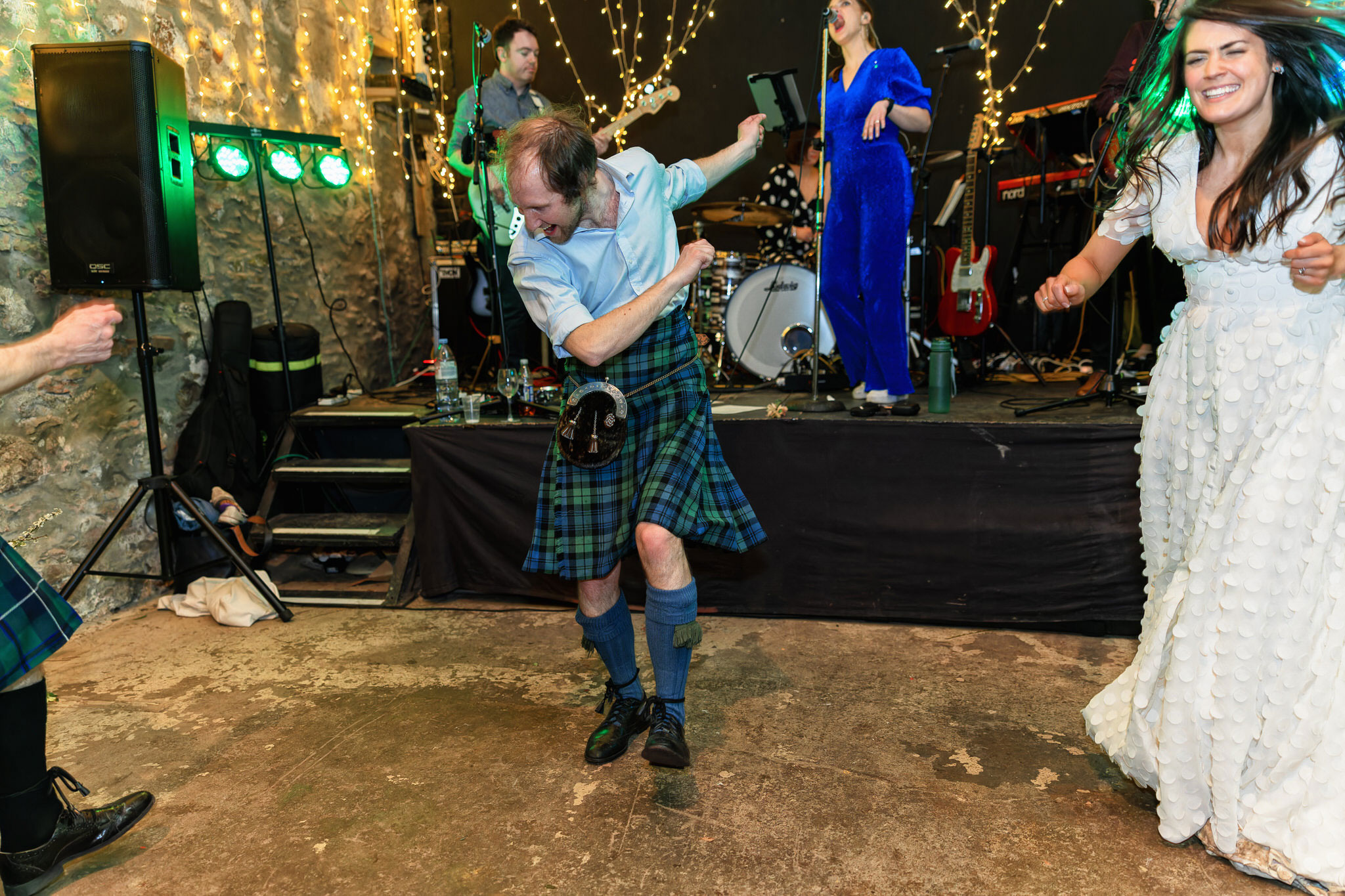 A Romantic Bogbain Farm Spring Wedding Set In Stunning Landscape 2023